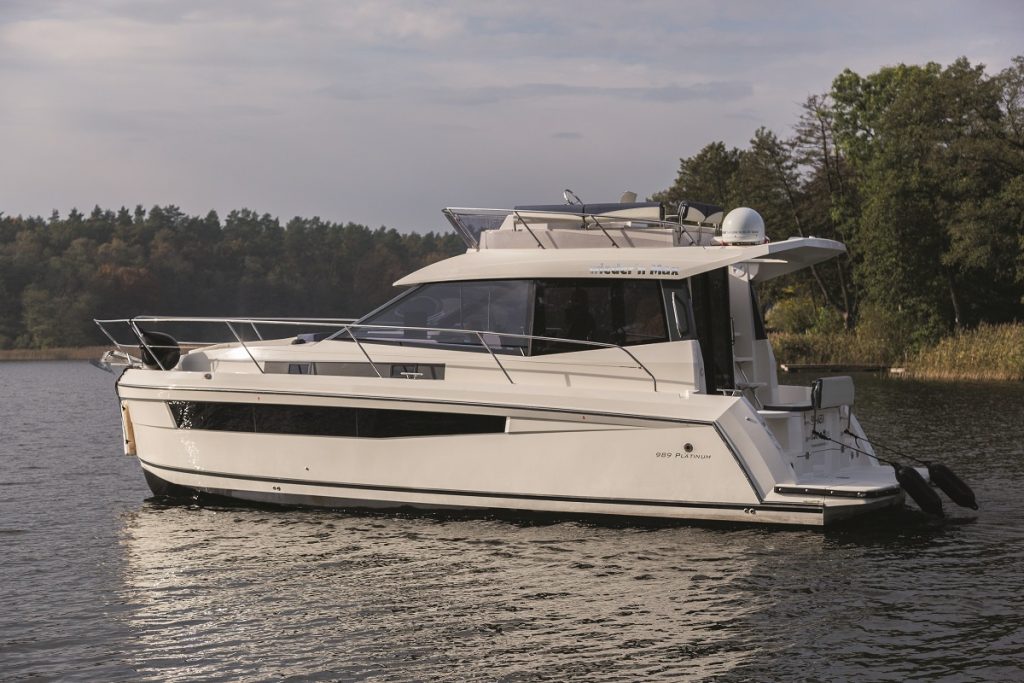 Test: 989 Platinum Flybridge - Skipper Bootshandel