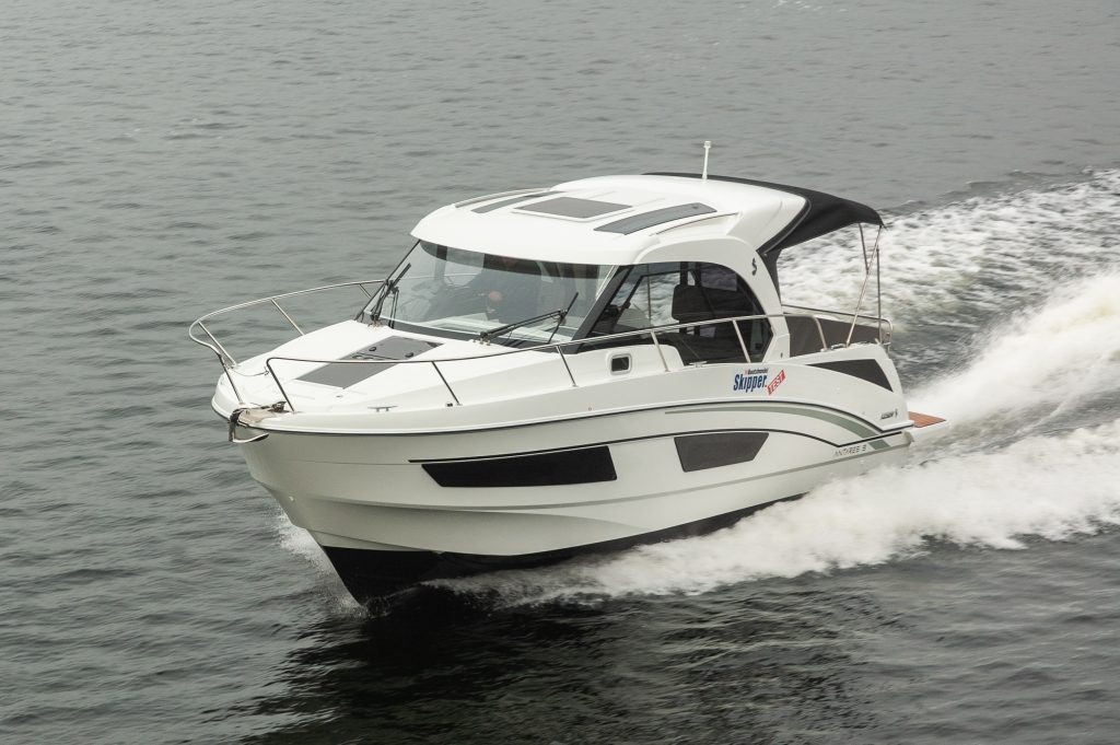 Test: Beneteau Antares 9 OB - Skipper Bootshandel