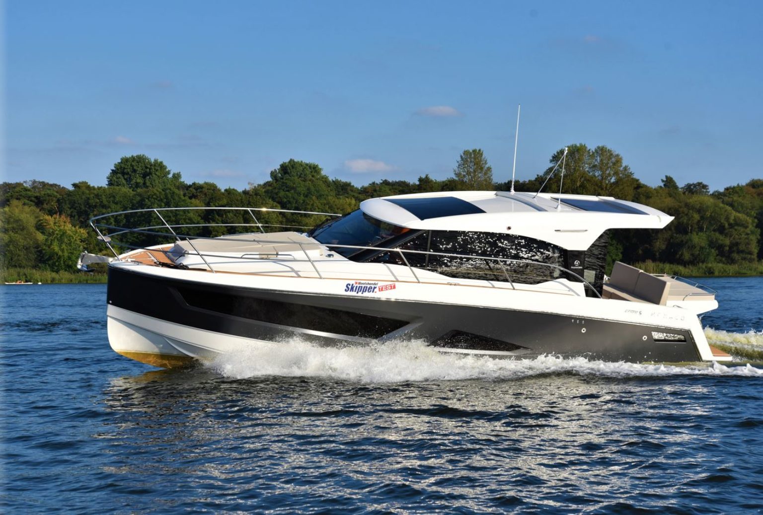Test: Parker Monaco 110 - Skipper Bootshandel
